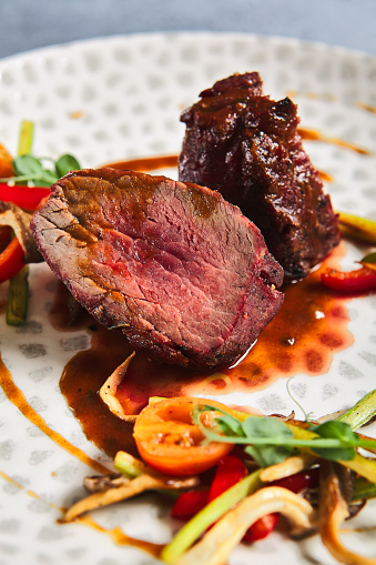 Fillet Daging Sapi Panggang Dengan Sayuran Steak Mignon Panggang Dengan