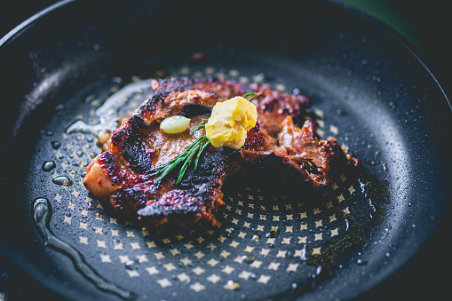 Steak Daging Sapi Yang Dimasak Dengan Rosemary Dan Bawang Putih Di