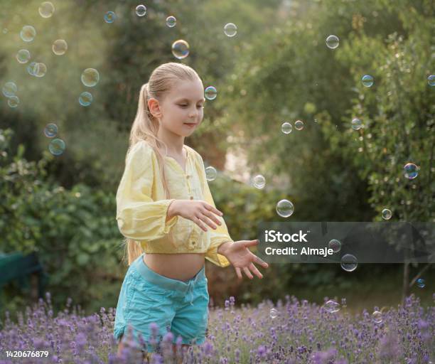 Gadis Kecil Yang Cantik Di Ladang Dengan Lavender Foto Stok - Unduh ... Gadis Kecil Yang Cantik Di Ladang Dengan Lavender Foto Stok - Unduh ...