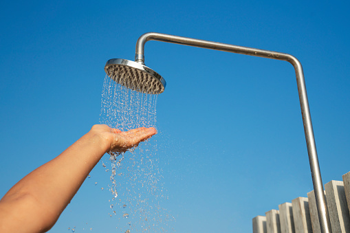 Mujer Tomando Una Ducha Las Manos Femeninas Triplican La Temperatura Del Agua En La Ducha Foto