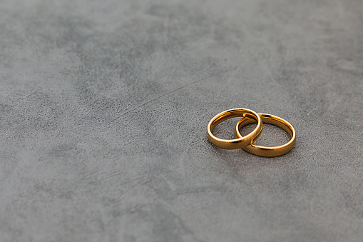 Maukah Kamu Menikahiku Dua Cincin Kawin Emas Dengan Latar Belakang