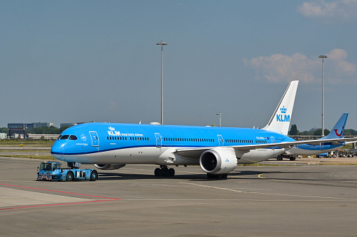 Klm Boeing 787 Dreamliner Didorong Mundur Dari Terminal Untuk ... Klm Boeing 787 Dreamliner Didorong Mundur Dari Terminal Untuk ...