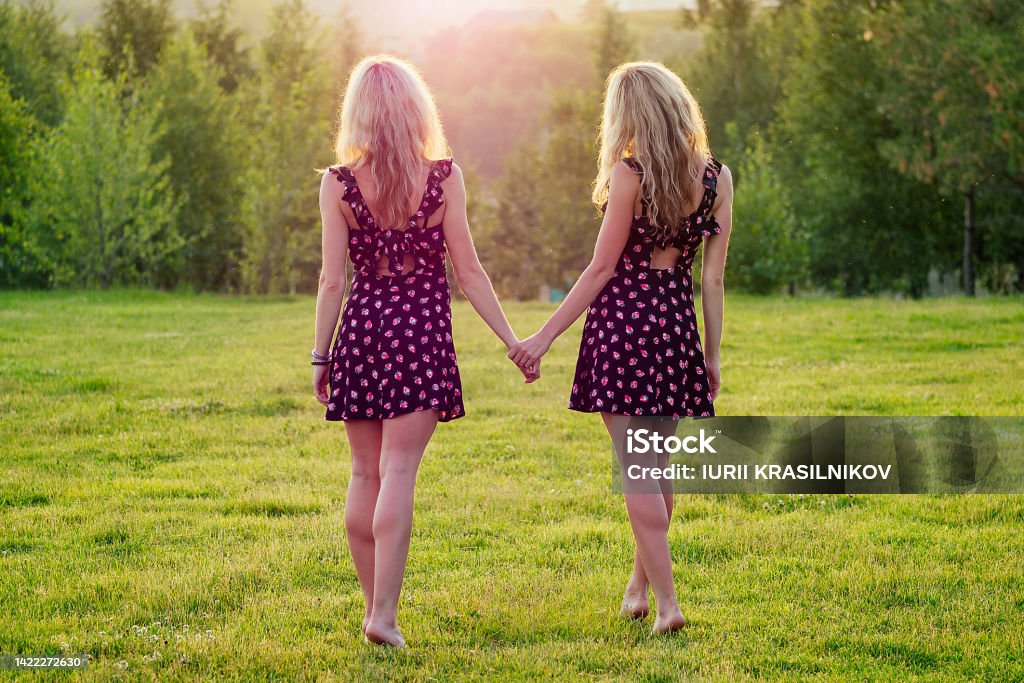 Foto De Duas Irmãs Gêmeos Linda Loira Encaracolado Feliz Jovem Sorriso
