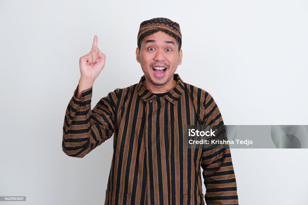 伝統的なジャワの衣装を着たアジア人男性が興奮した表情で上を向く 1人のストックフォトや画像を多数ご用意 1人 30代の男性 30代