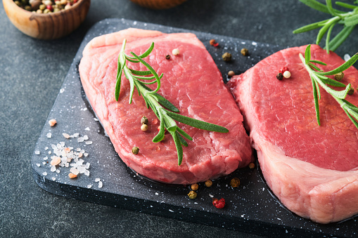 Steak Steak Filet Mignon Segar Dengan Rempahrempah Rosemary Dan Lada Di