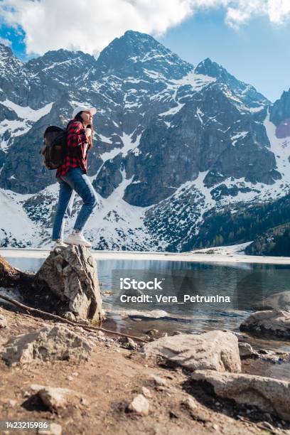 Seorang Wanita Berdiri Di Tepi Danau Morskie Oko Pegunungan Tatras Foto ... Seorang Wanita Berdiri Di Tepi Danau Morskie Oko Pegunungan Tatras Foto ...