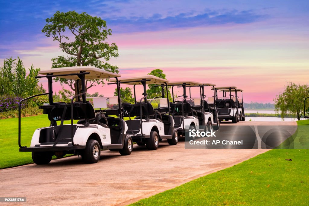Parkir Kereta Golf Di Jalan Di Lapangan Golf Dengan Latar Belakang ... Parkir Kereta Golf Di Jalan Di Lapangan Golf Dengan Latar Belakang ...