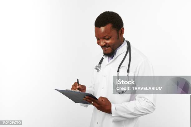 Pria Dokter Berjanggut Hitam Berjas Putih Dengan Stetoskop Mengisi ... Pria Dokter Berjanggut Hitam Berjas Putih Dengan Stetoskop Mengisi ...