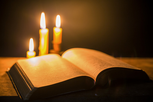 Nyalakan Lilin Dengan Alkitab Dan Salib Atau Salib Dengan Latar Belakang Kayu Tua Di Gereja