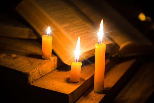 Nyalakan Lilin Dengan Alkitab Dan Salib Atau Salib Dengan Latar