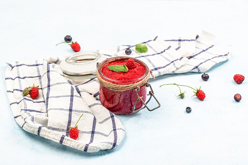 Selai Raspberry Botol Kaca Dengan Selai Raspberry Format Banner Panjang