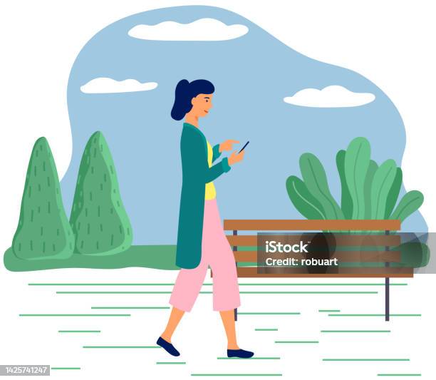Une Jeune Femme Se Promène Dans Le Parc Avec Son Téléphone Portable À