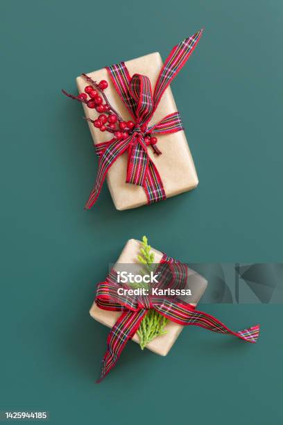 Kotak Hadiah Dibungkus Kertas Karft Dengan Pita Merah Di Atas Tampilan ... Kotak Hadiah Dibungkus Kertas Karft Dengan Pita Merah Di Atas Tampilan ...
