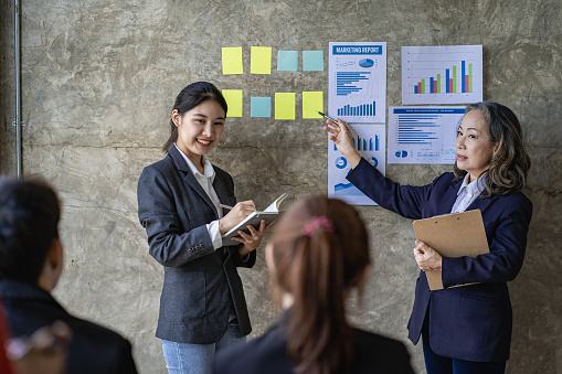 Tim Bisnis Yang Sukses Bertukar Pikiran Tentang Ideide Proyek Baru ... Tim Bisnis Yang Sukses Bertukar Pikiran Tentang Ideide Proyek Baru ...