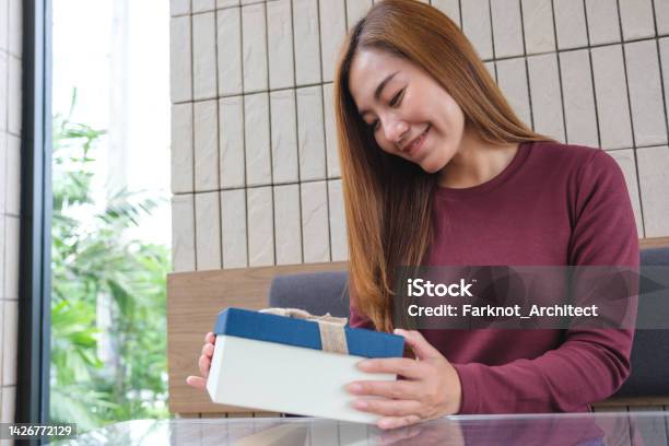 Gambar Potret Seorang Remaja Putri Yang Menerima Dan Memegang Kotak ... Gambar Potret Seorang Remaja Putri Yang Menerima Dan Memegang Kotak ...