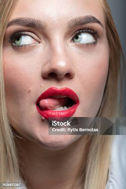 Hermosa Mujer Con La Lengua Sobresaliendo Mirando A Un Lado La Cámara