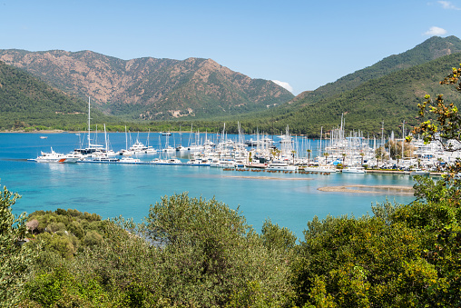 터키의 Marmaris 리조트 타운 근처의 Cennet Adasi 섬에있는 Yalancibogaz 요트 마리나 0명에 대한 스톡 ... 터키의 Marmaris 리조트 타운 근처의 Cennet Adasi 섬에있는 Yalancibogaz 요트 마리나 0명에 대한 스톡 ...