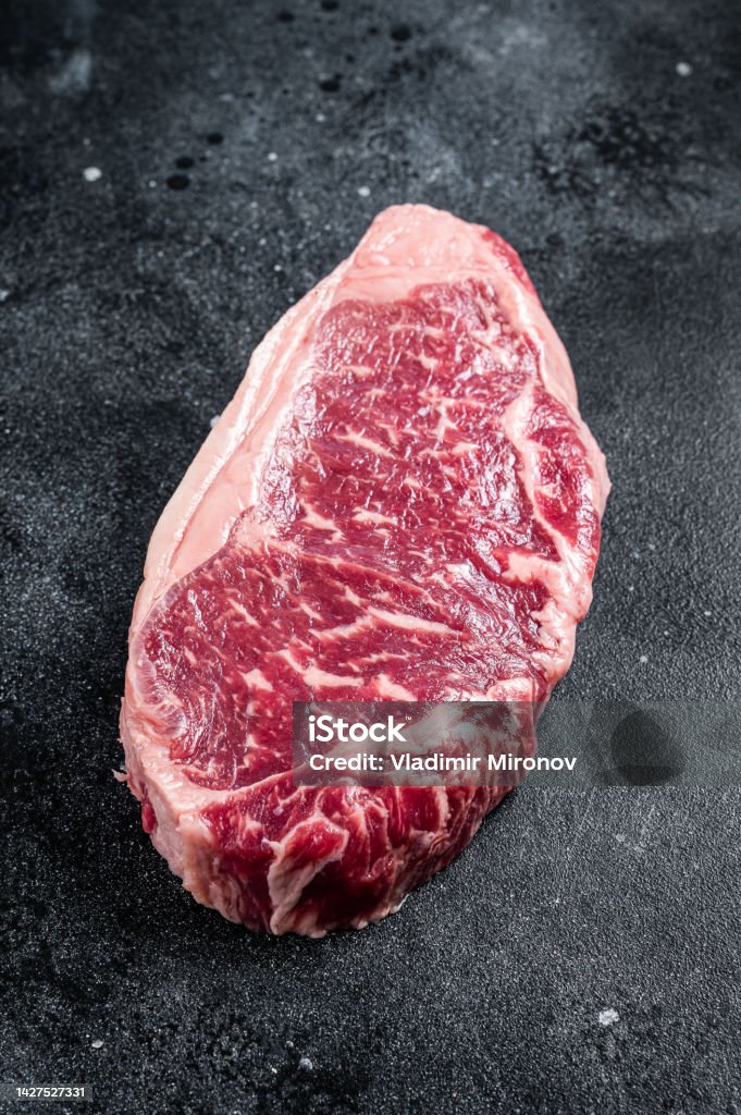 Steak Striploin Mentah Potongan Daging Sapi Latar Belakang Hitam