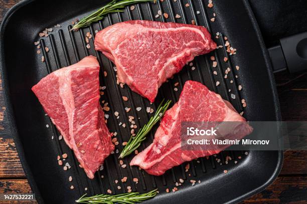 Steak Daging Sapi Sirloin Mentah Steak Rump Dipotong Di Atas Wajan