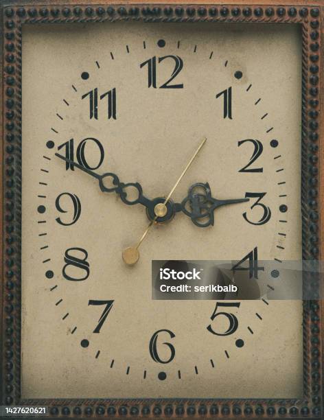 Photo Libre De Droit De Vieux Cadran Dhorloge En Carton Avec Flèches