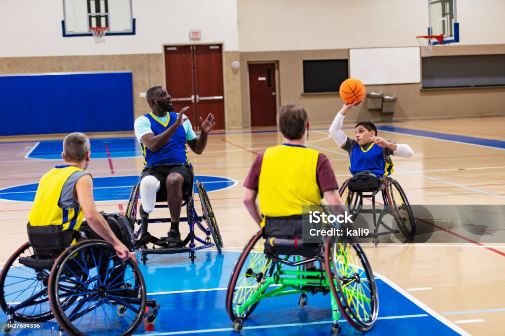 Pemain Bola Basket Kursi Roda Mengoper Bola Foto Stok Unduh Gambar Sekarang Empat Orang