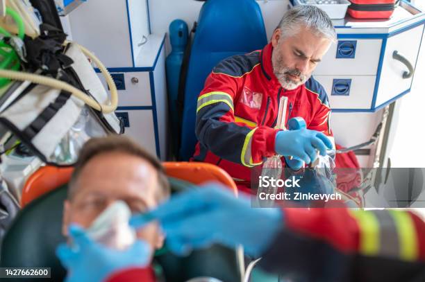 Photo Libre De Droit De Le Personnel Paramédical Oxygène Le Patient