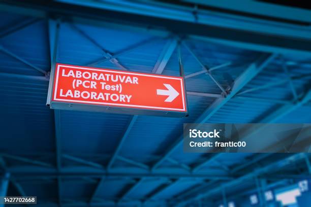 Tanda Tangani Dengan Petunjuk Arah Ke Laboratorium Tes Pcr Di Bandara ... Tanda Tangani Dengan Petunjuk Arah Ke Laboratorium Tes Pcr Di Bandara ...