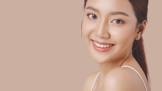 Bidikan Studio Wanita Muda Asia Yang Cantik Dengan Kulit Segar Bersih ... Bidikan Studio Wanita Muda Asia Yang Cantik Dengan Kulit Segar Bersih ...