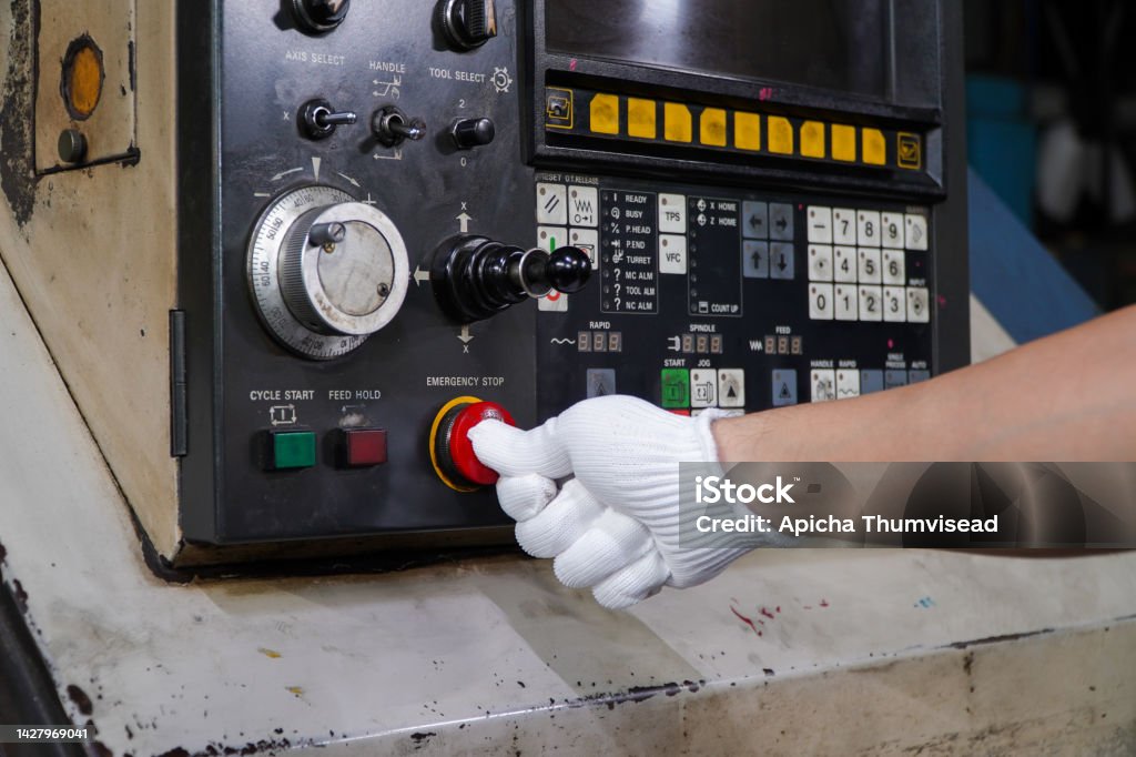 Tekan Tombol Darurat Pada Panel Kontrol Mesin Cnc Di Pabrik Konsep ... Tekan Tombol Darurat Pada Panel Kontrol Mesin Cnc Di Pabrik Konsep ...