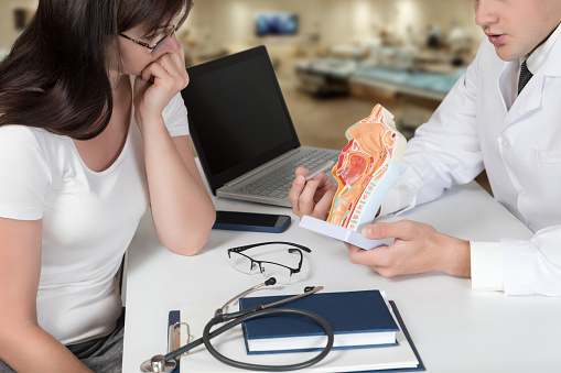 Dokter Menjelaskan Fitur Selaput Lendir Pasien Manusia Foto Stok ... Dokter Menjelaskan Fitur Selaput Lendir Pasien Manusia Foto Stok ...