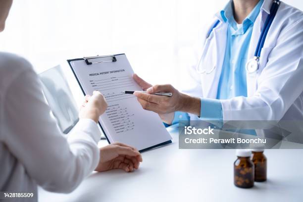 Dokter Dan Pasien Duduk Dan Berbicara Pada Pemeriksaan Medis Di Kantor ... Dokter Dan Pasien Duduk Dan Berbicara Pada Pemeriksaan Medis Di Kantor ...