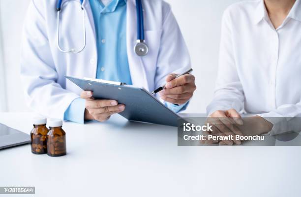 Dokter Dan Pasien Duduk Dan Berbicara Di Pemeriksaan Medis Di Kantor ... Dokter Dan Pasien Duduk Dan Berbicara Di Pemeriksaan Medis Di Kantor ...