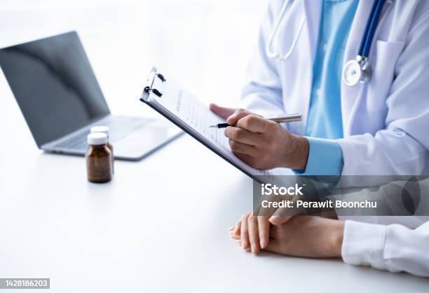 Dokter Dan Pasien Duduk Dan Berbicara Di Pemeriksaan Medis Di Kantor ... Dokter Dan Pasien Duduk Dan Berbicara Di Pemeriksaan Medis Di Kantor ...