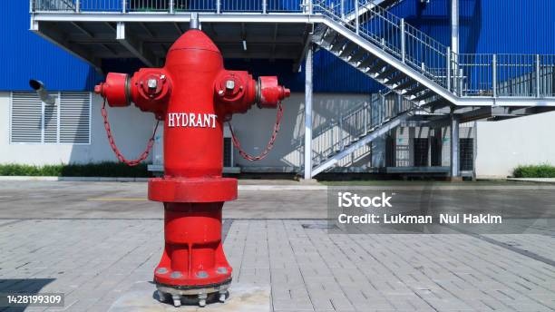 Hidran Kebakaran Merah Di Luar Gedung Foto Stok - Unduh Gambar Sekarang ... Hidran Kebakaran Merah Di Luar Gedung Foto Stok - Unduh Gambar Sekarang ...