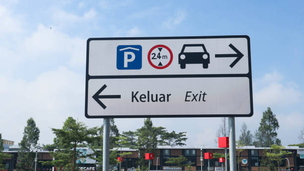 120+ Kanan Arah Foto Stok, Potret, & Gambar Bebas Royalti - iStock 120+ Kanan Arah Foto Stok, Potret, & Gambar Bebas Royalti - iStock