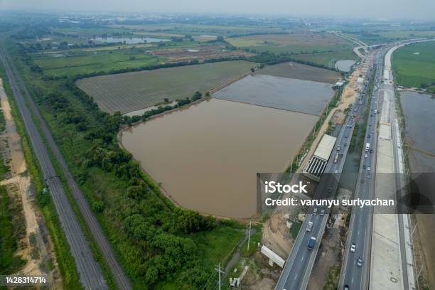Pemandangan Udara Jalan Raya Dengan Mobil Tampilan Atas Jalan ... Pemandangan Udara Jalan Raya Dengan Mobil Tampilan Atas Jalan ...