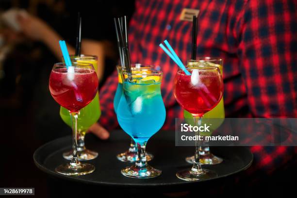 Pelayan Memegang Nampan Dengan Koktail Alkohol Dan Nonalkohol ... Pelayan Memegang Nampan Dengan Koktail Alkohol Dan Nonalkohol ...