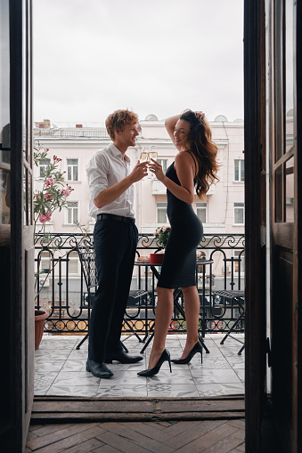 Photo Libre De Droit De Beau Jeune Couple Sembrassant Et Trinquant Avec