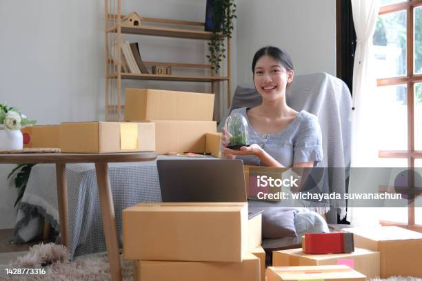Pengusaha Kecil Pemula Ukm Wanita Asia Mengemas Kain Dalam Kotak Potret ... Pengusaha Kecil Pemula Ukm Wanita Asia Mengemas Kain Dalam Kotak Potret ...