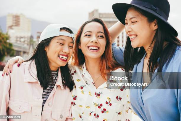 Temanteman Asia Bersenangsenang Bersama Di Luar Ruangan Fokus Pada ... Temanteman Asia Bersenangsenang Bersama Di Luar Ruangan Fokus Pada ...