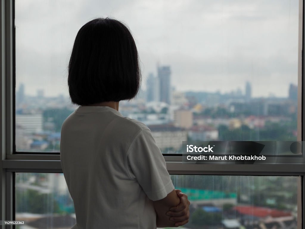Gadis Memeluk Dada Dan Melihat Ke Luar Jendela Foto Stok Unduh Gambar