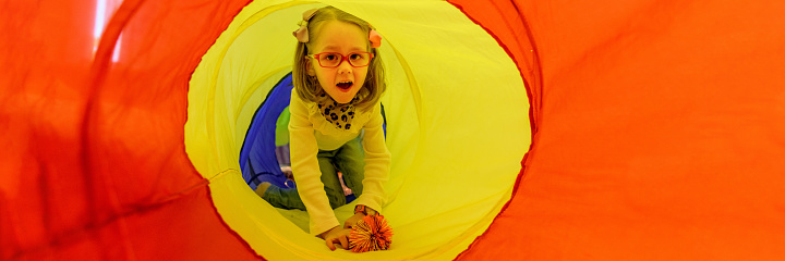 Gadis Yang Tinggal Dengan Cerebral Palsy Bermain Di Ruang Sensorik ... Gadis Yang Tinggal Dengan Cerebral Palsy Bermain Di Ruang Sensorik ...