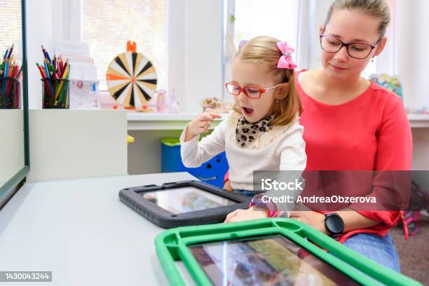 Gadis Nonverbal Yang Hidup Dengan Cerebral Palsy Belajar Menggunakan ... Gadis Nonverbal Yang Hidup Dengan Cerebral Palsy Belajar Menggunakan ...
