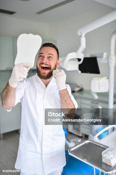 Dokter Gigi Yang Fokus Melihat Ke Cermin Untuk Melihat Gigi Mana Yang ... Dokter Gigi Yang Fokus Melihat Ke Cermin Untuk Melihat Gigi Mana Yang ...
