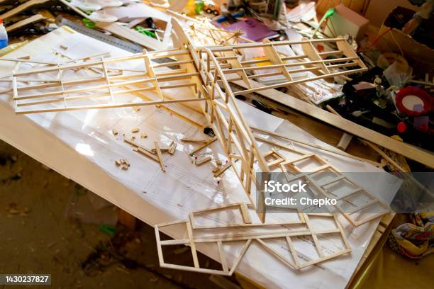 Membuat Pesawat Model Dari Kayu Balsa Buatan Tangan Di Atas Meja Kerja