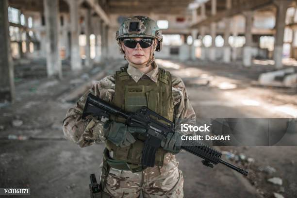 Photo Libre De Droit De Portrait Dune Femme Soldat En Uniforme De
