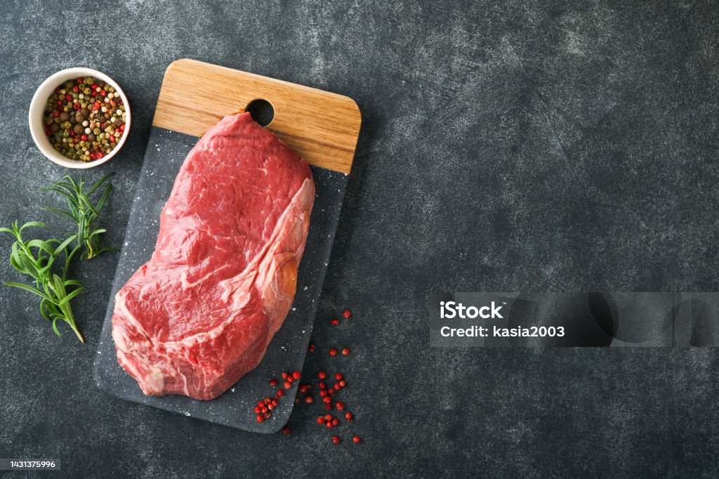 Steak Fresh New York Steaks Mentah Dengan Rempahrempah Rosemary Dan