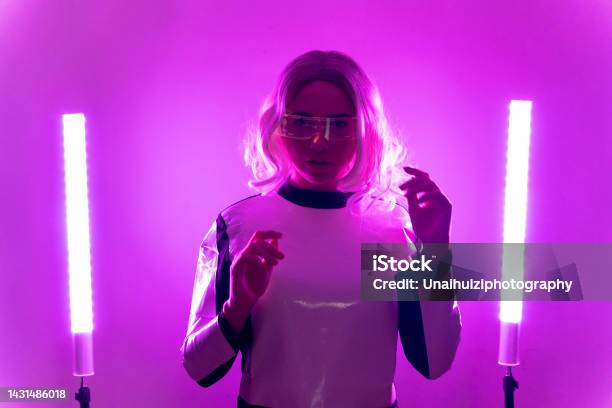 Wanita Dengan Setelan Futuristik Dan Kacamata Dengan Lampu Led Merah