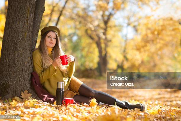 Photo Libre De Droit De Belle Jeune Femme Assise Sur Une Feuille
