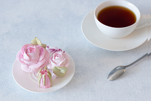 Teh Diatur Dalam Komposisi Dengan Bunga Marshmallow Cangkir Kopi Di ... Teh Diatur Dalam Komposisi Dengan Bunga Marshmallow Cangkir Kopi Di ...